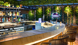 BCA - Cloud22 Rooftop Bar – DoubleTree by Hilton Surabaya - Beli 1 ...